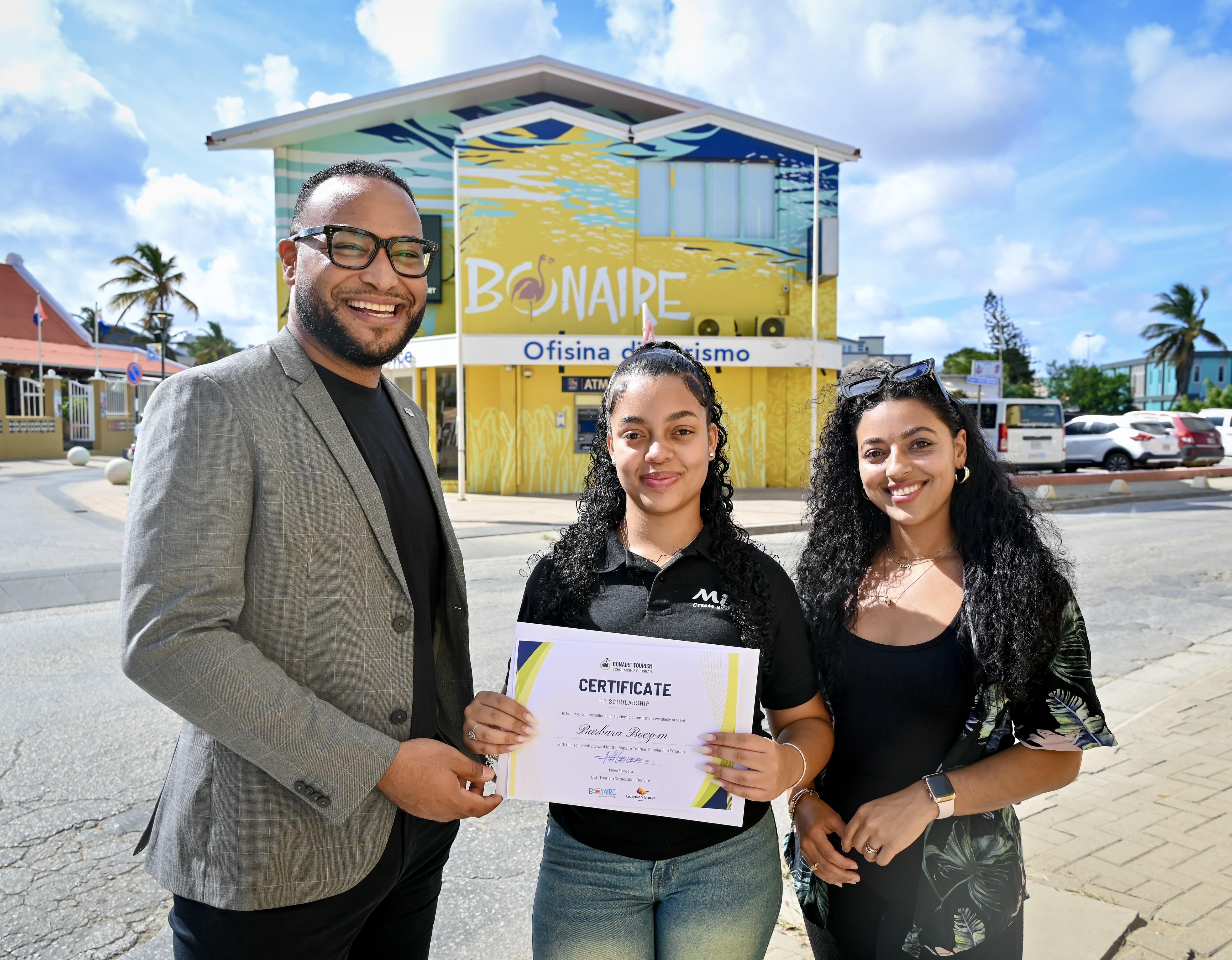 Pa aña 2024-2025: Dos studiante ta risibí Bonaire Tourism Scholarship ...