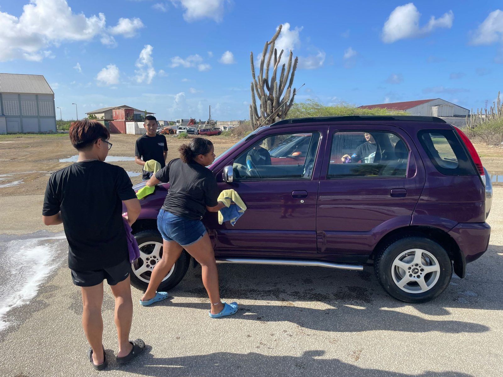 Alumnonan di H4B di Liseo Boneriano ta organisá eksitoso carwash pa nan ...