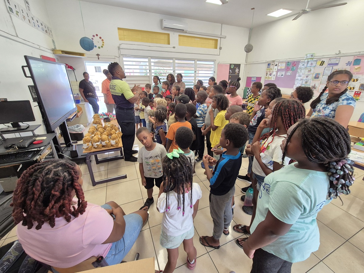KPSM ta enbolbí hóbennan durante bishita kampamentu di zomer | Extra ...