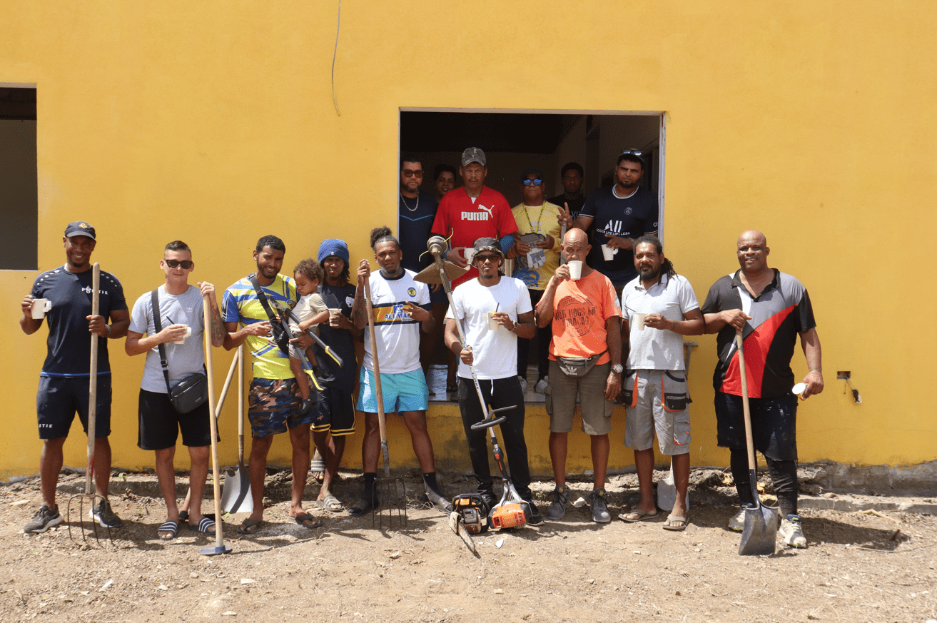 Trabounan di limpiesa na kas di klup Estrellas | Extra Bonaire