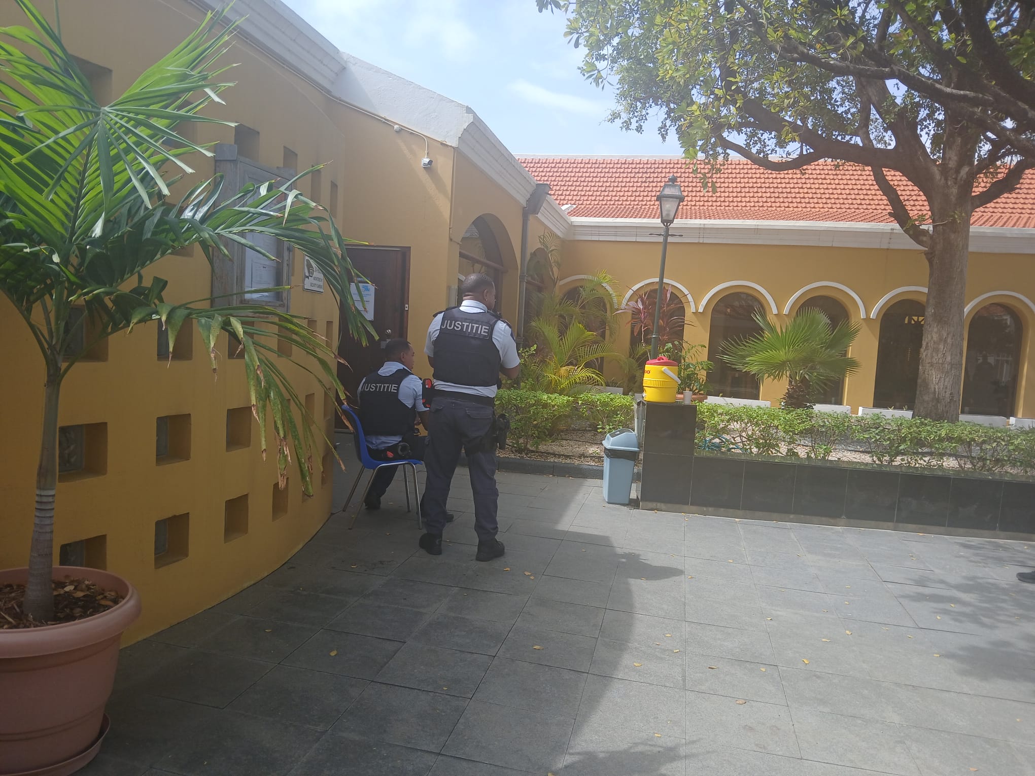 Hòmber den Korte pa viola mucha di 6 aña | Extra Bonaire