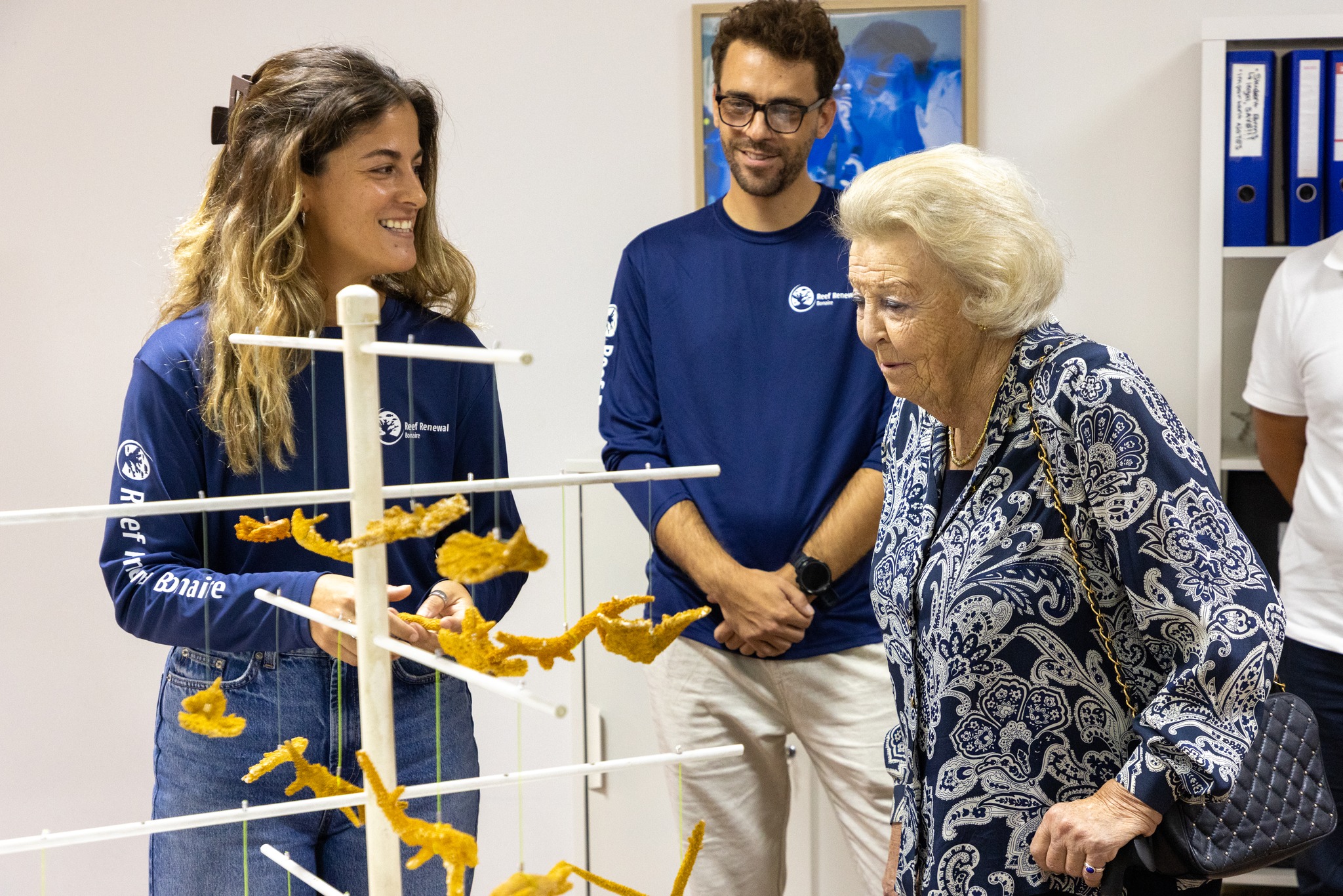 Prensès Beatrix a eksplorá esfuerso restourashon kostal i marino ...