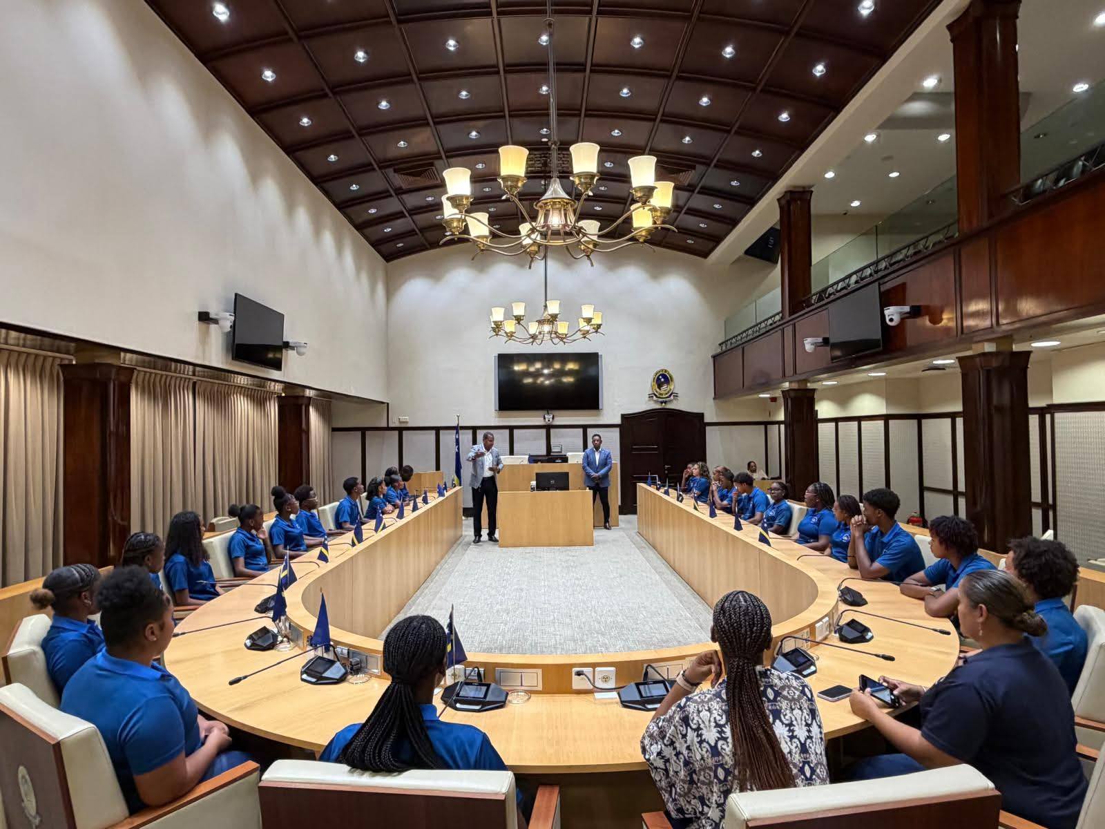 Studiantenan 𝐆𝐨𝐮𝐯𝐞𝐫𝐧𝐞𝐮𝐫 𝐉.𝐑.𝐋𝐚𝐮𝐟𝐟𝐞𝐫 𝐕𝐒𝐁𝐎 a bishitá Parlamento | Extra ...