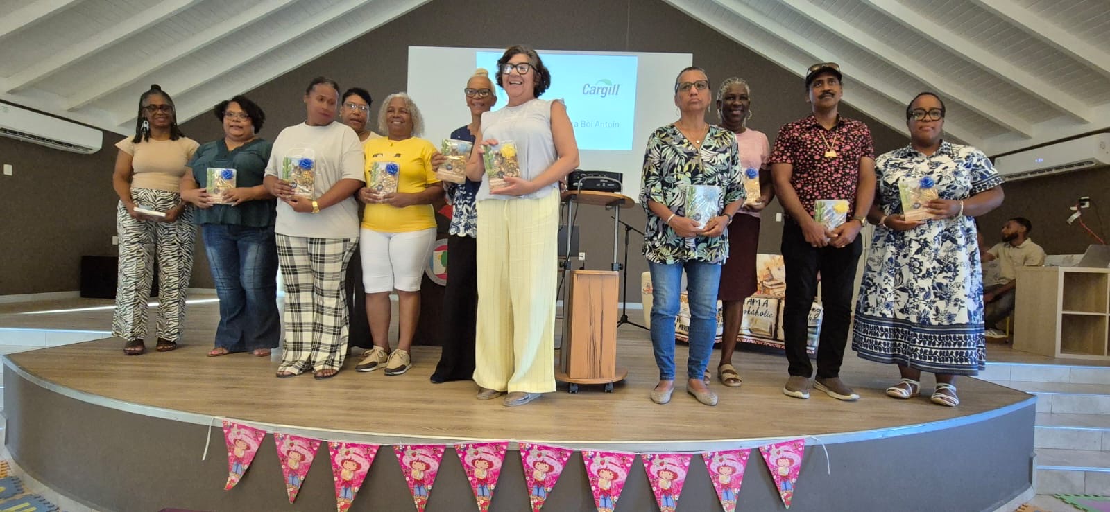 Presentá dos buki nobo pa mucha durante kompetensia di lesa | Extra Bonaire